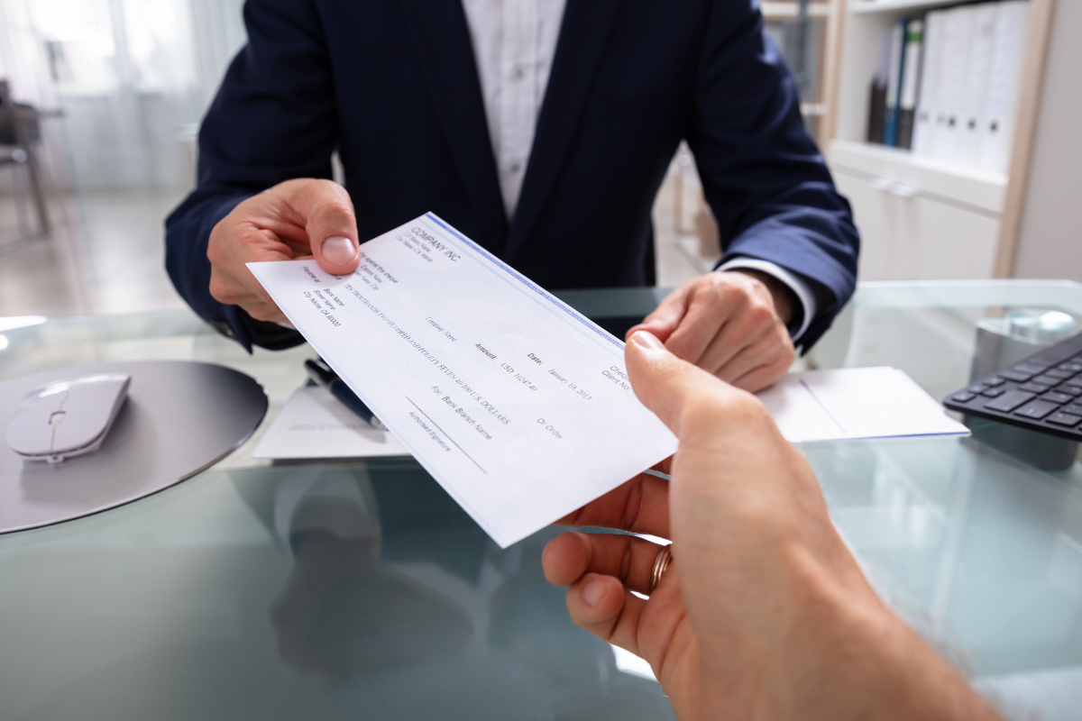 How To Fill Out A Check (Step-by-step Guide)